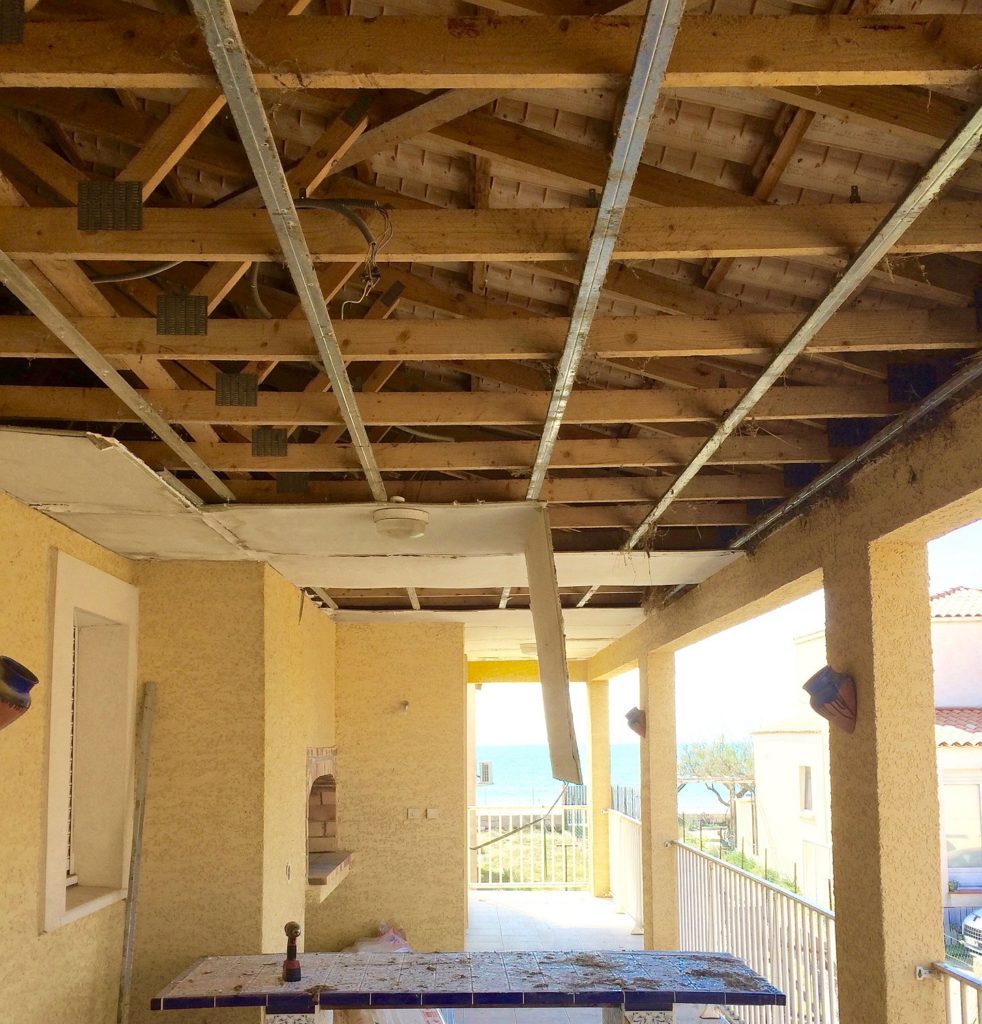 Débord de toit, lambris PCV